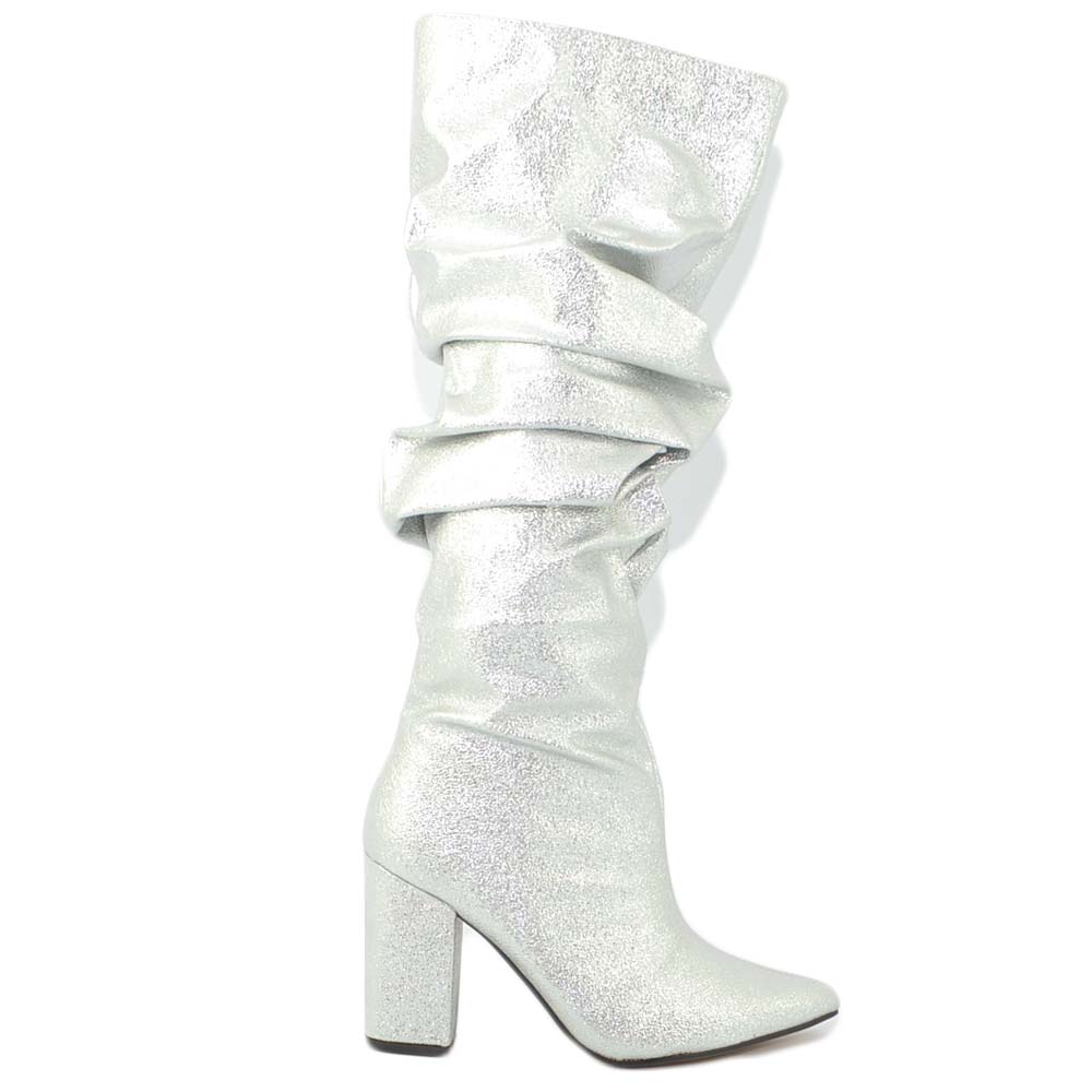 Stivali texano con tacco largo in satinato argento arricciato al ginocchio morbido moda camperos ...